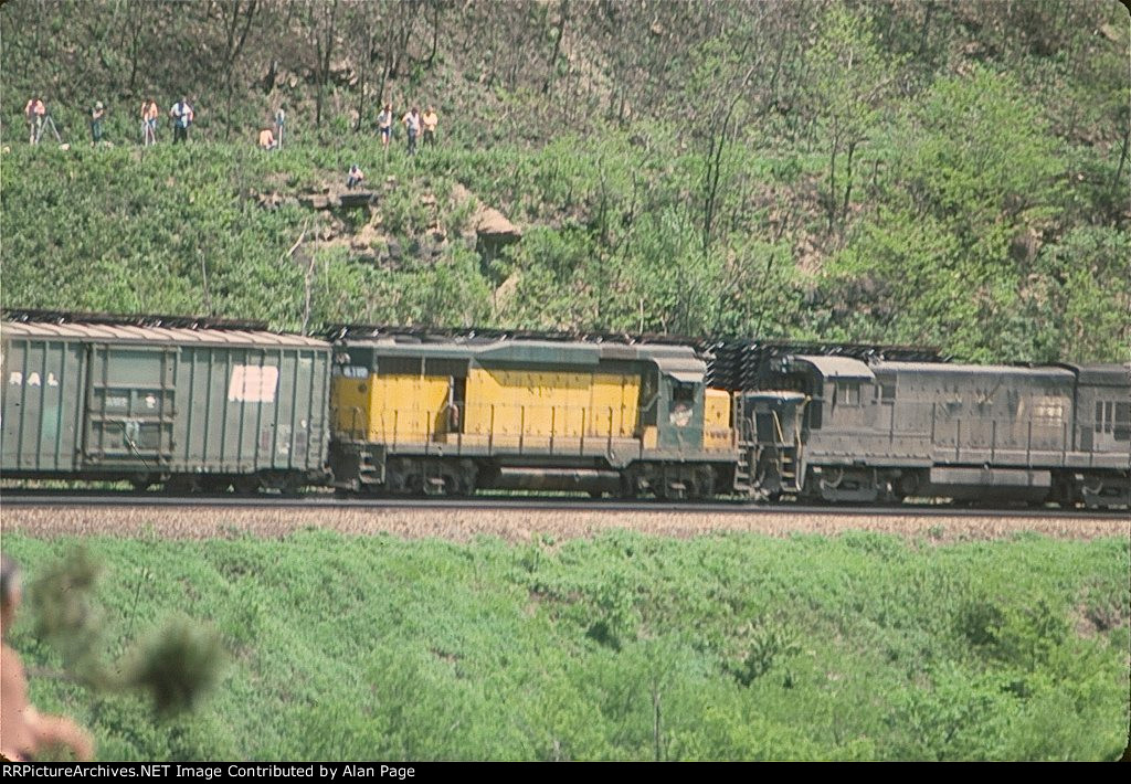 PC U23B 2742, and CNW GP30 812 break down the hill